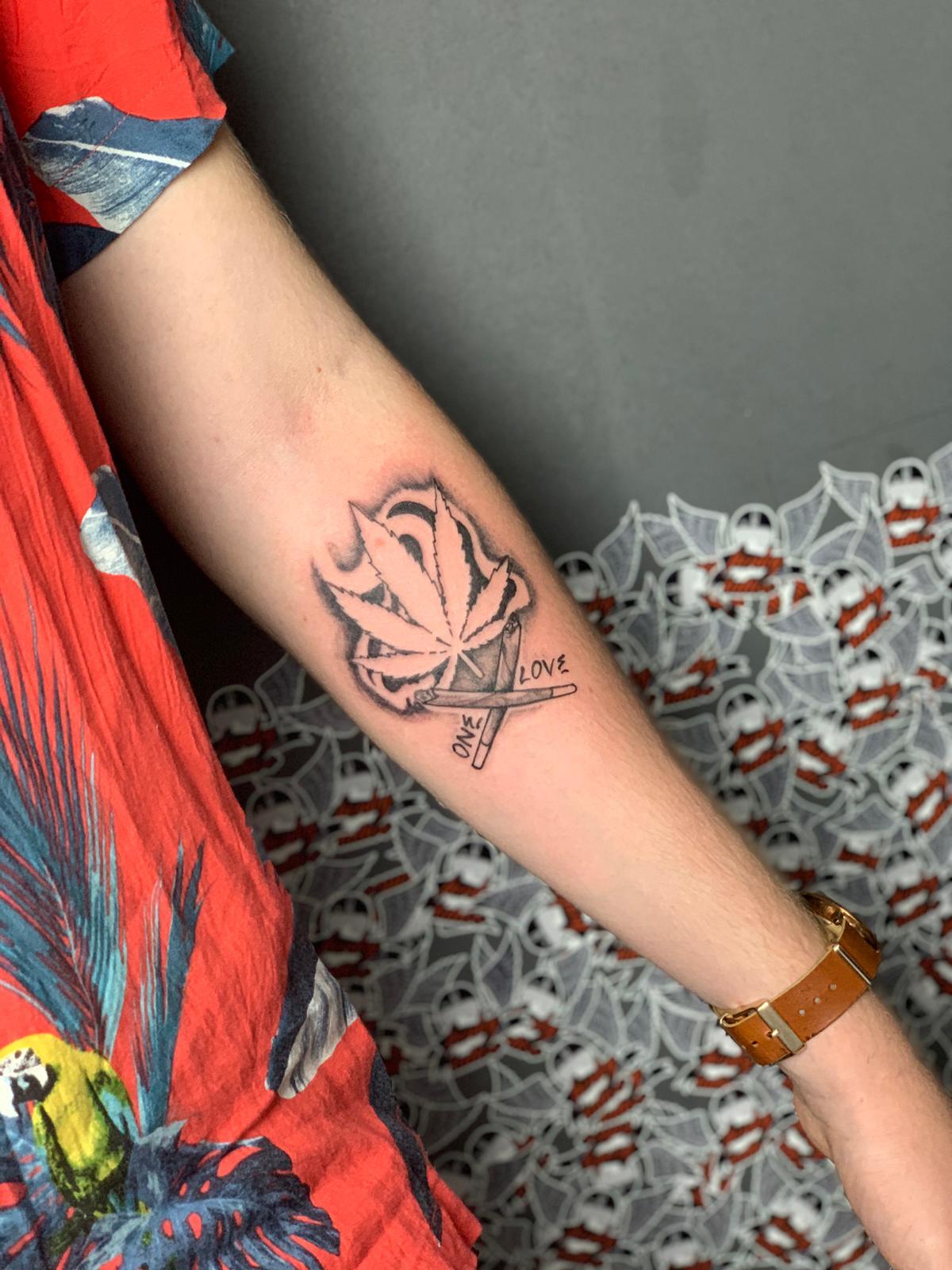 Tatuaje pe mana - Gama variata de tatuaje realizate la Funky Tattoo